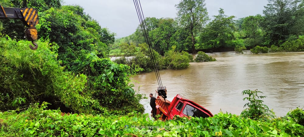 Truck falls into river at Melauli, no casualties reported - Goemkarponn ...