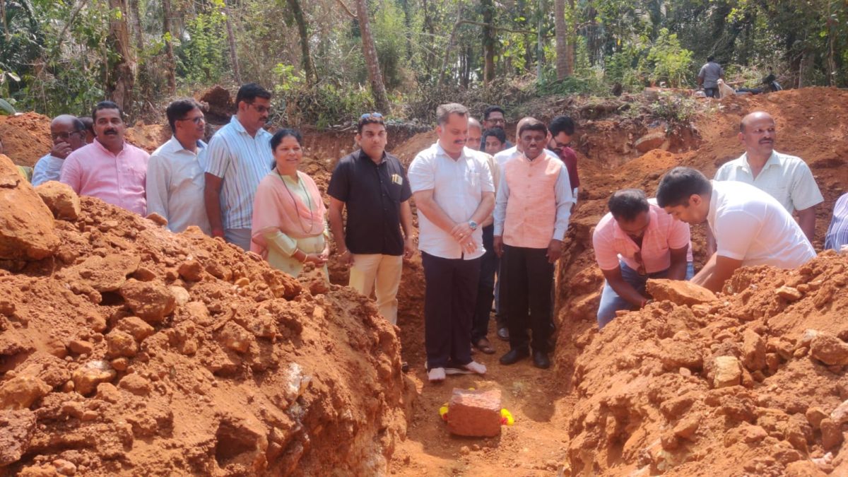 Min Nilesh Cabral visits the House-construction sites under Shram-Dham ...