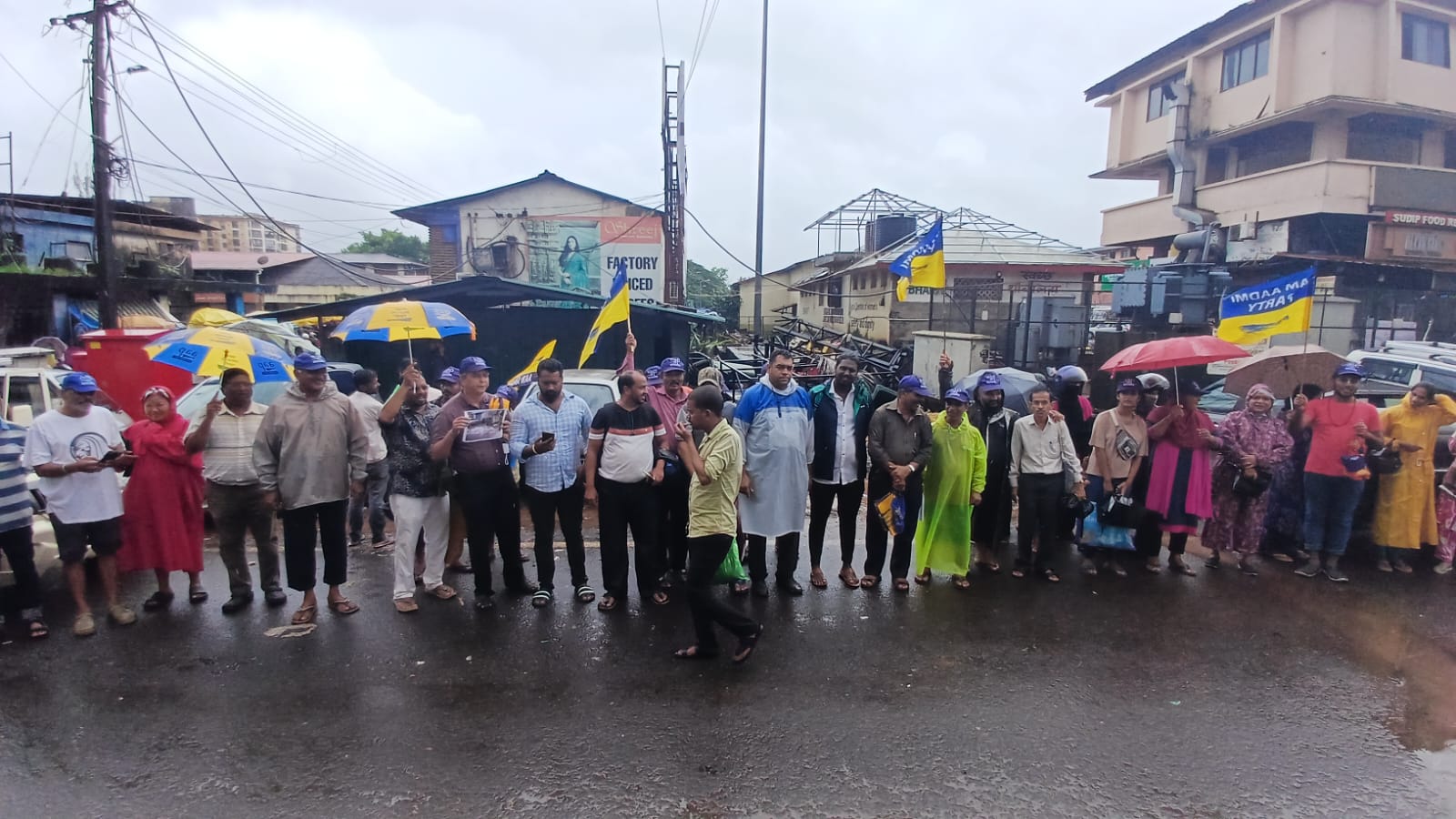 AAP protests against garbage menace in Mapusa - Goemkarponn - Goa News AAP protests against garbage menace in Mapusa - Goemkarponn - Goa News
